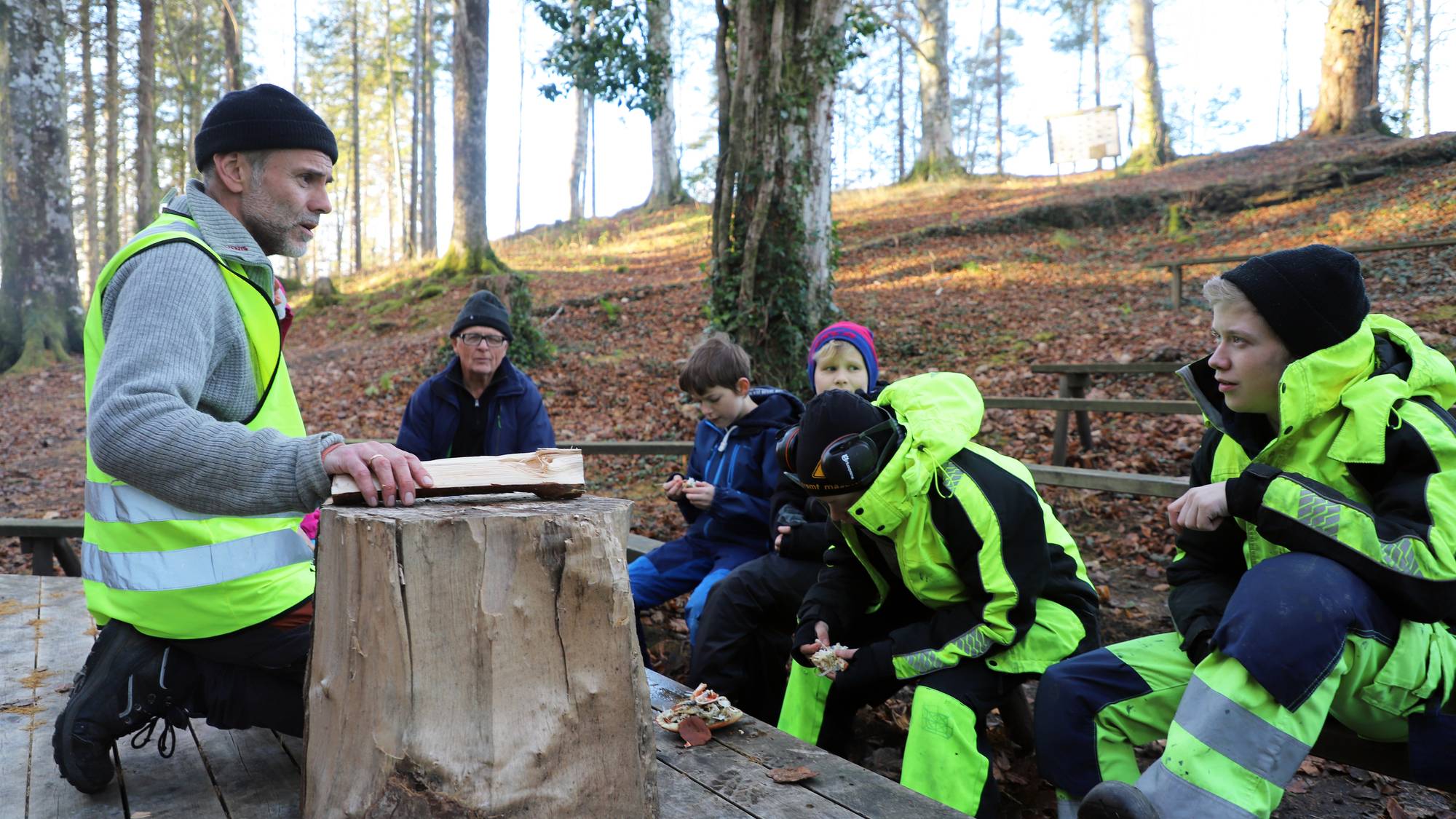 Uteklasserom hjelper elevane med motivasjonen – NRK Vestland