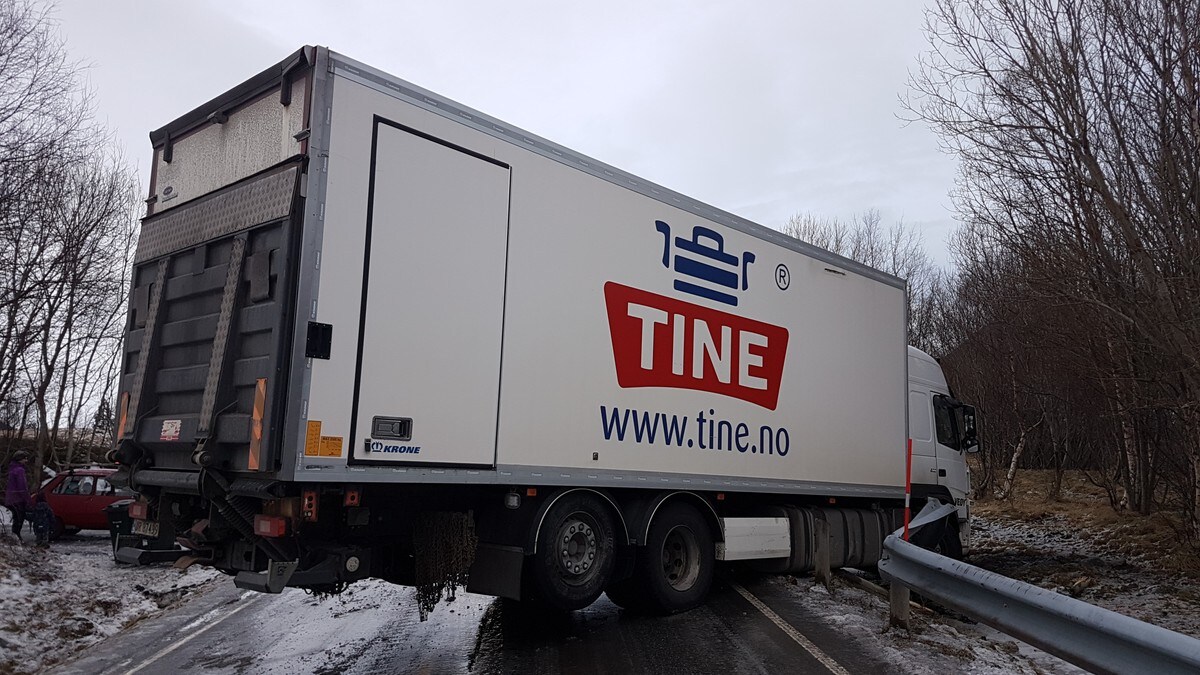 Lastebil kjørte av vei i Gjemnes – NRK Møre og Romsdal – Lokale nyheter ...