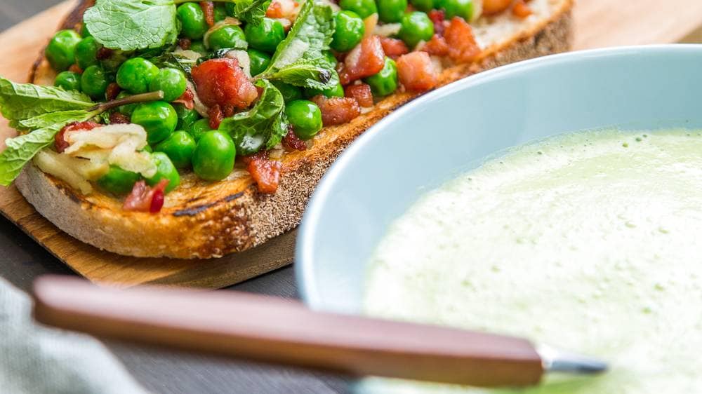 Grønn ertesuppe med ertesalat – NRK Mat – Oppskrifter og inspirasjon