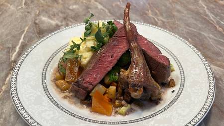 Samisk festmåltid med flatbiff av rein og reinsdyrhale – NRK Mat ...