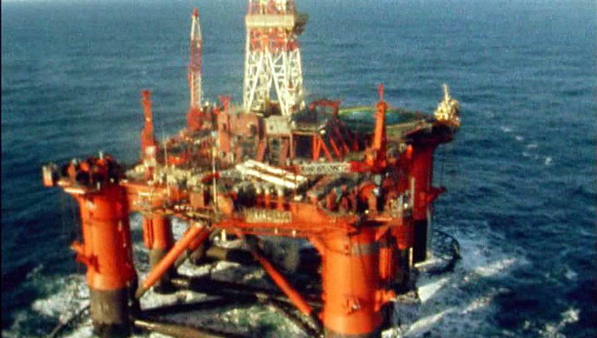 Oljeplattform i drift – NRK