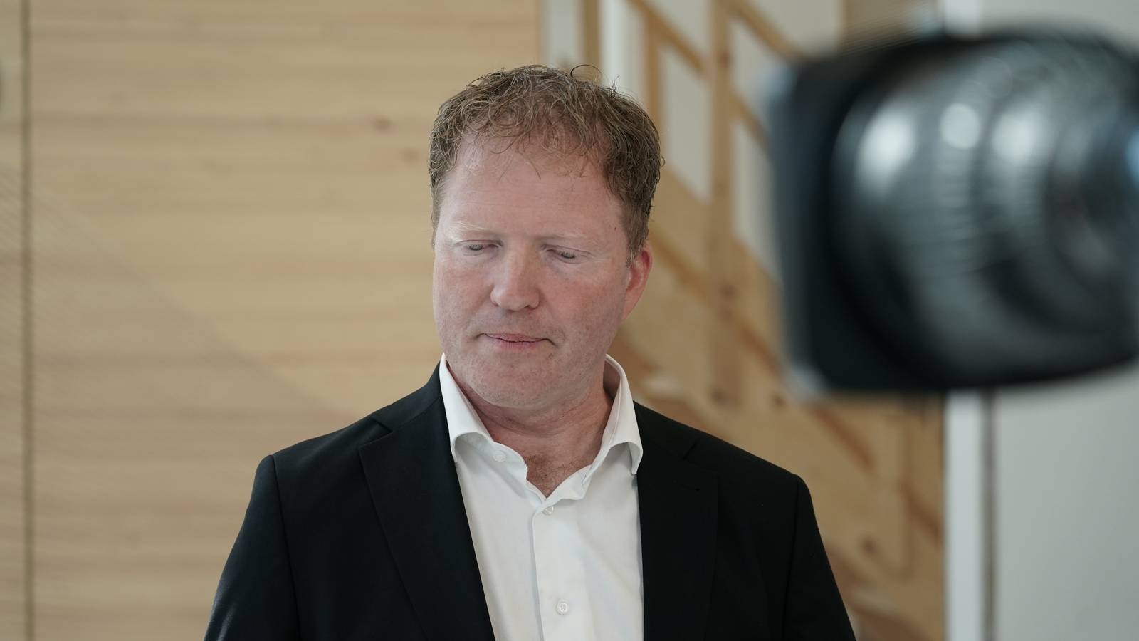 Statsråd legger seg flat etter kyssing med ansatt etter fest: – Flaut ...