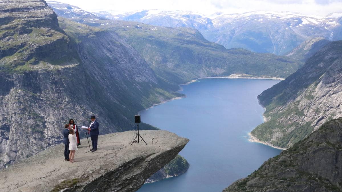 13 par ble viet på to timer på Trolltunga: – Veldig romantisk – NRK ...