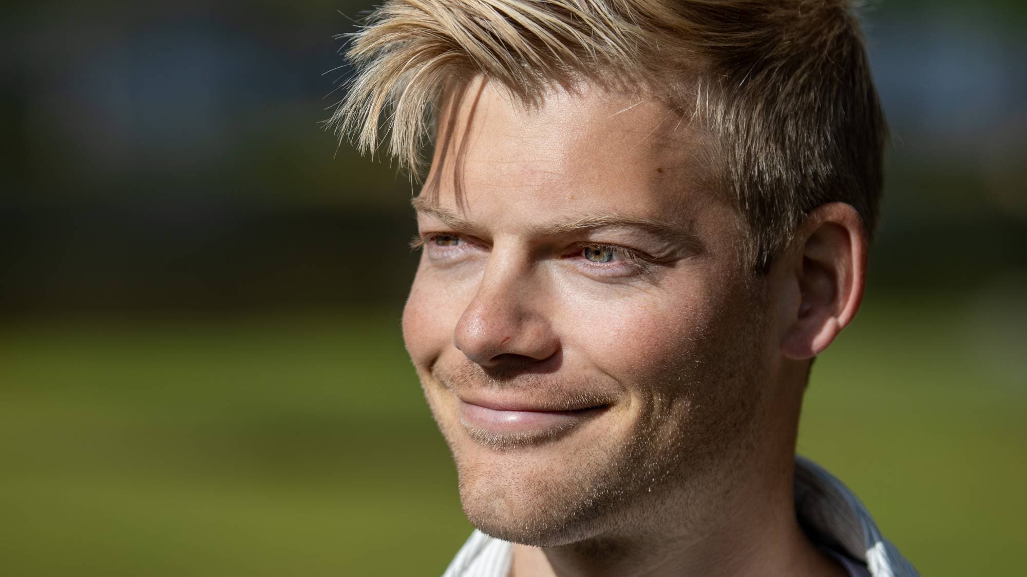 Alle mot 1: Thomas Lone sa ja til å setje seg på alle stolane på ...