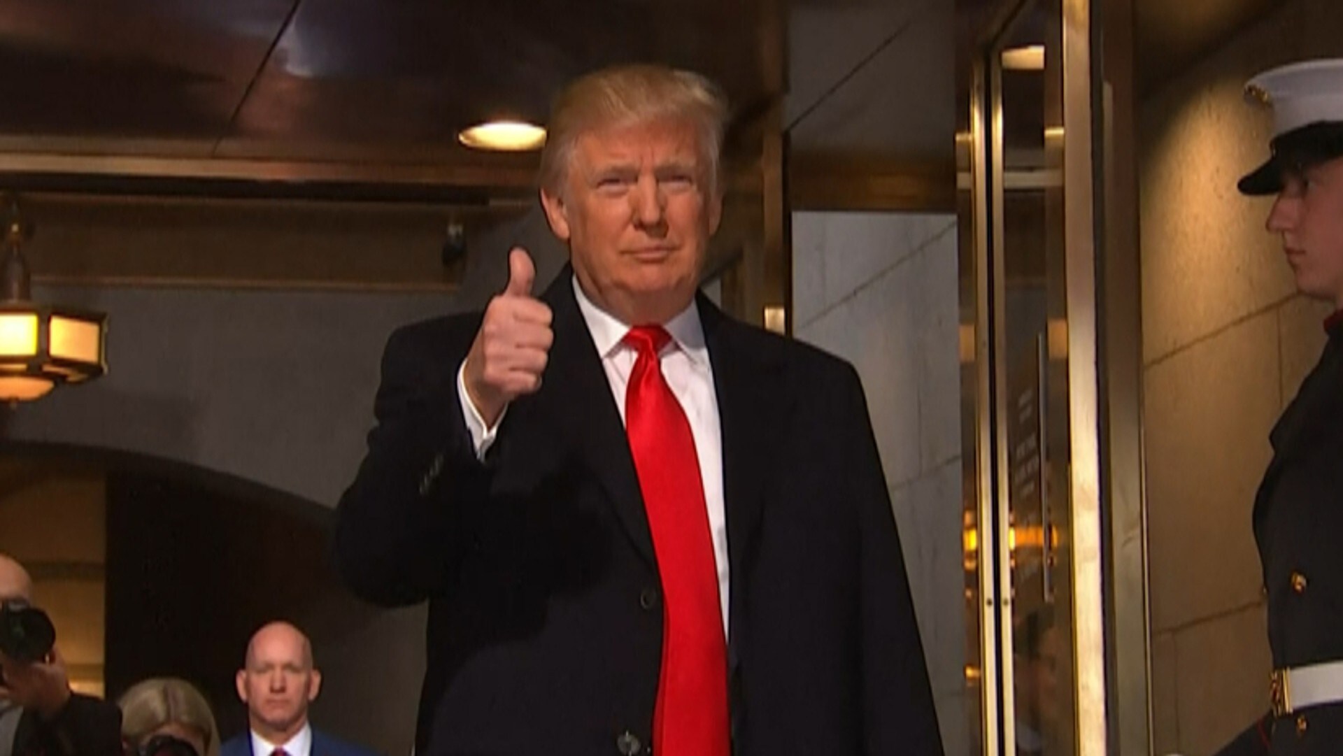 Donald Trump med tommel opp – Siste nytt – NRK