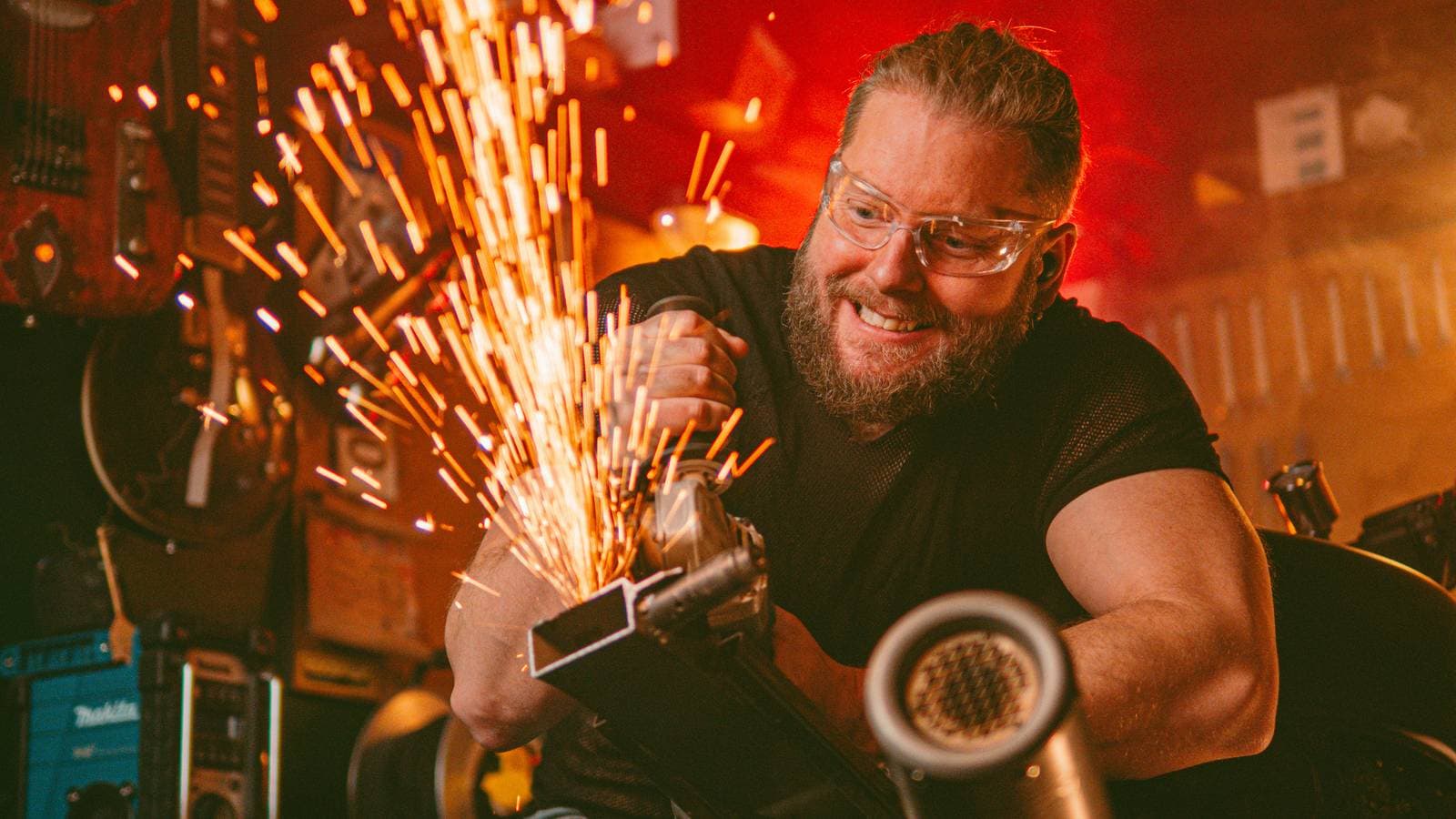 NRK-serien Mancave med Morten Strand hjelper menn å bygge guttedrømmen – NRK Presse ...