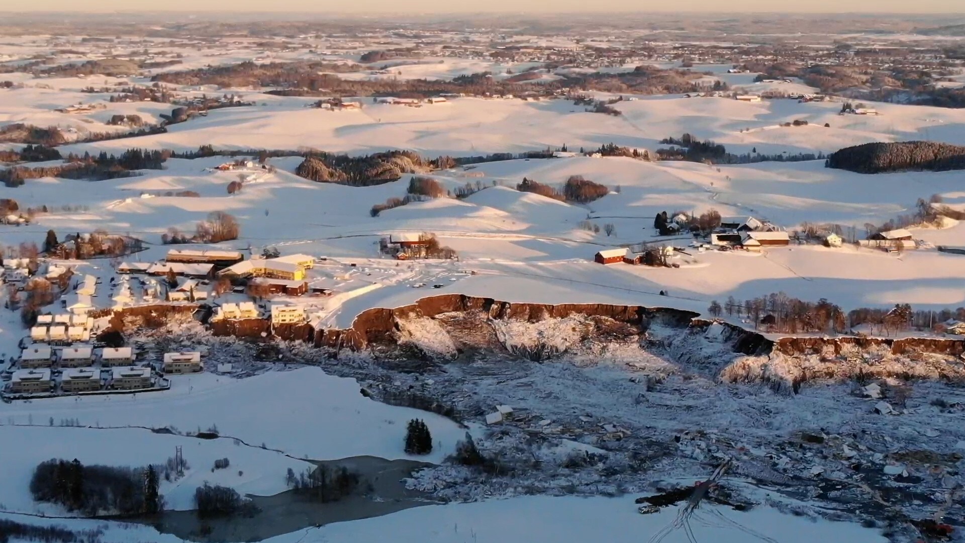 Dronebilder over skredområdet i Gjerdrum – NRK