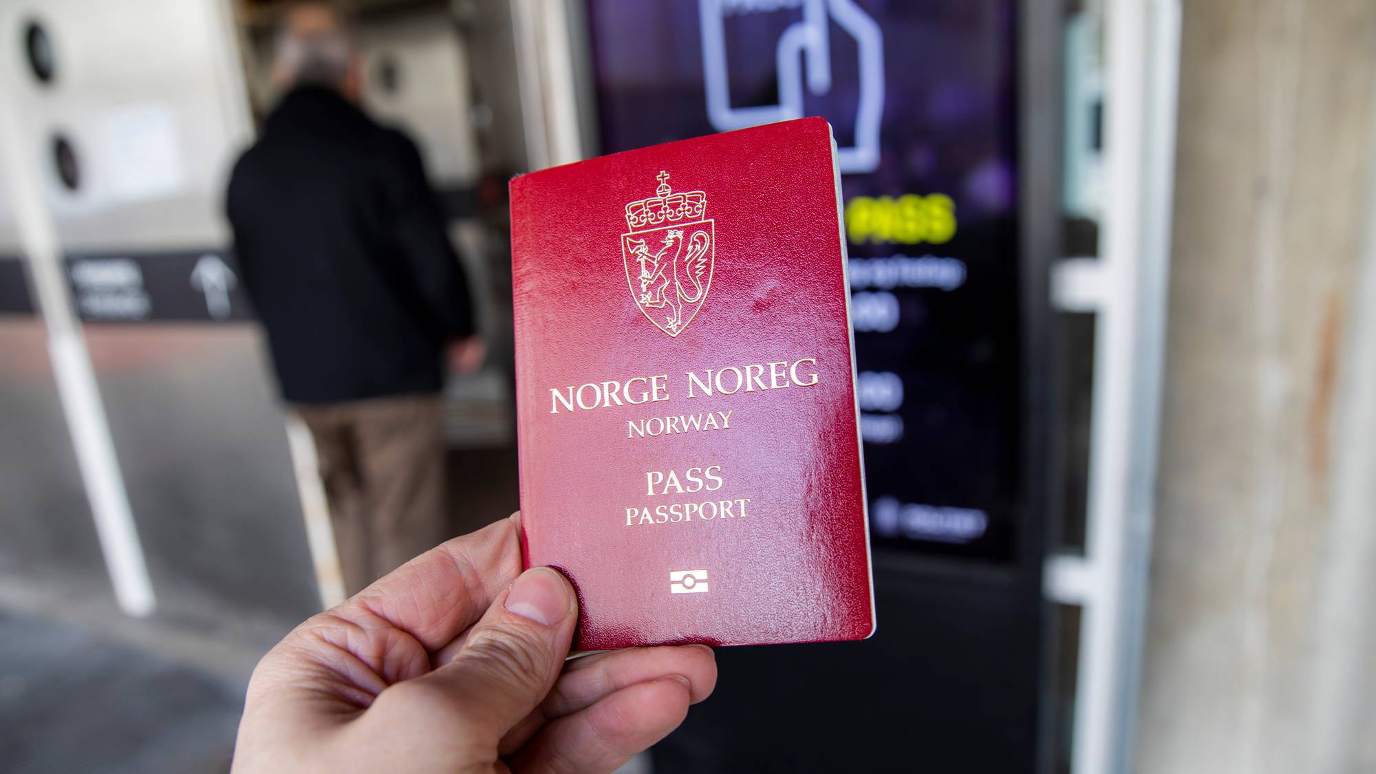 Politiet Venter Lang Passkø Ber Folk Bestille Time Før Sommeren Nrk