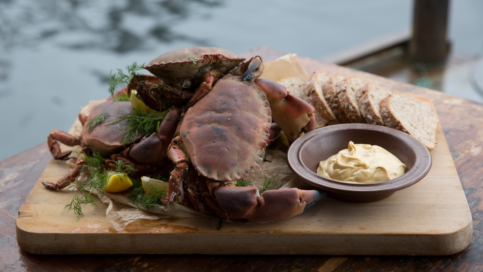 Krabbe kokt i øl, med majones med brunt smør – NRK Mat – Oppskrifter og ...