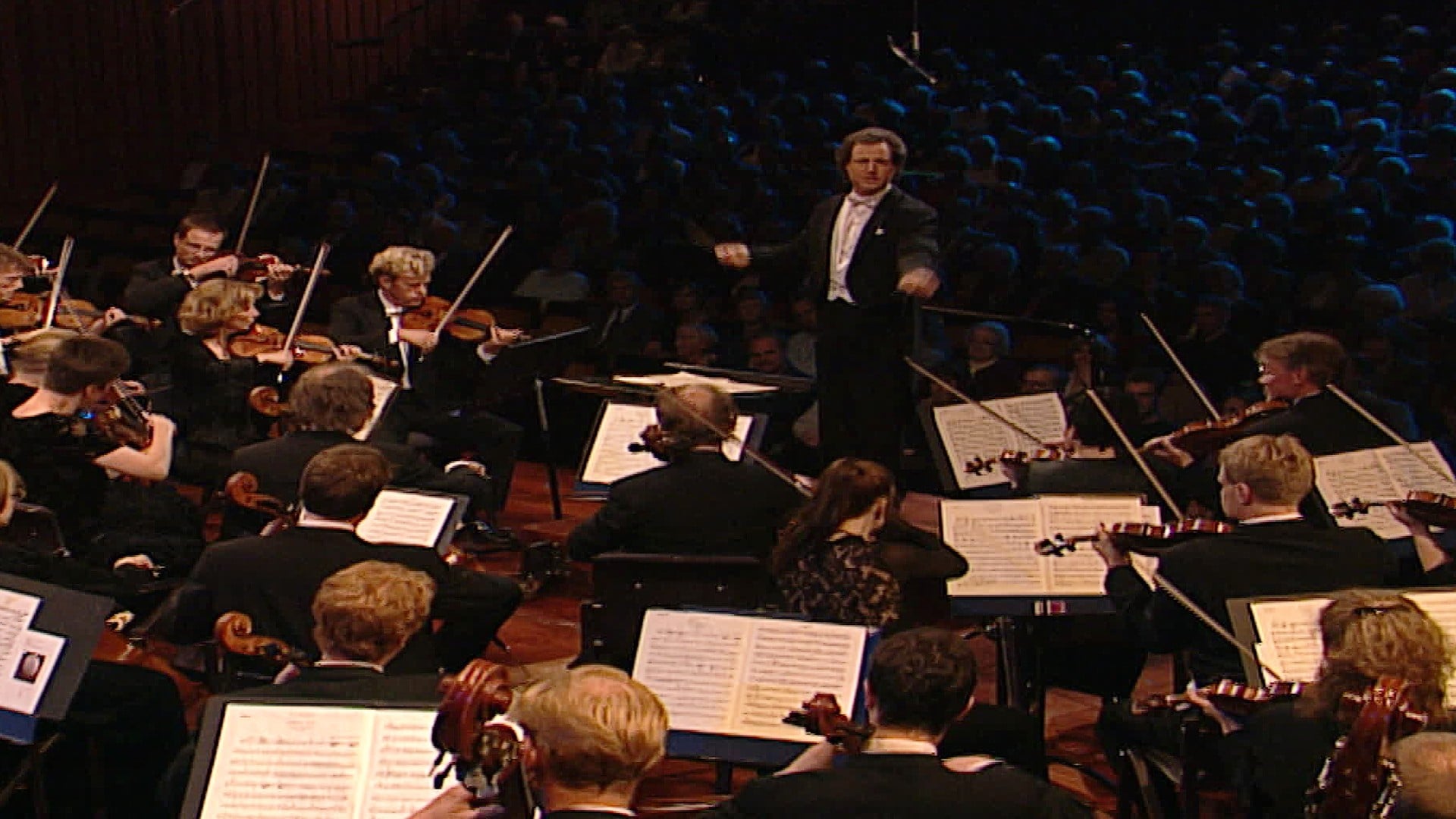 Oslo Filharmoniske Orkester spiller Mozart - NRK TV