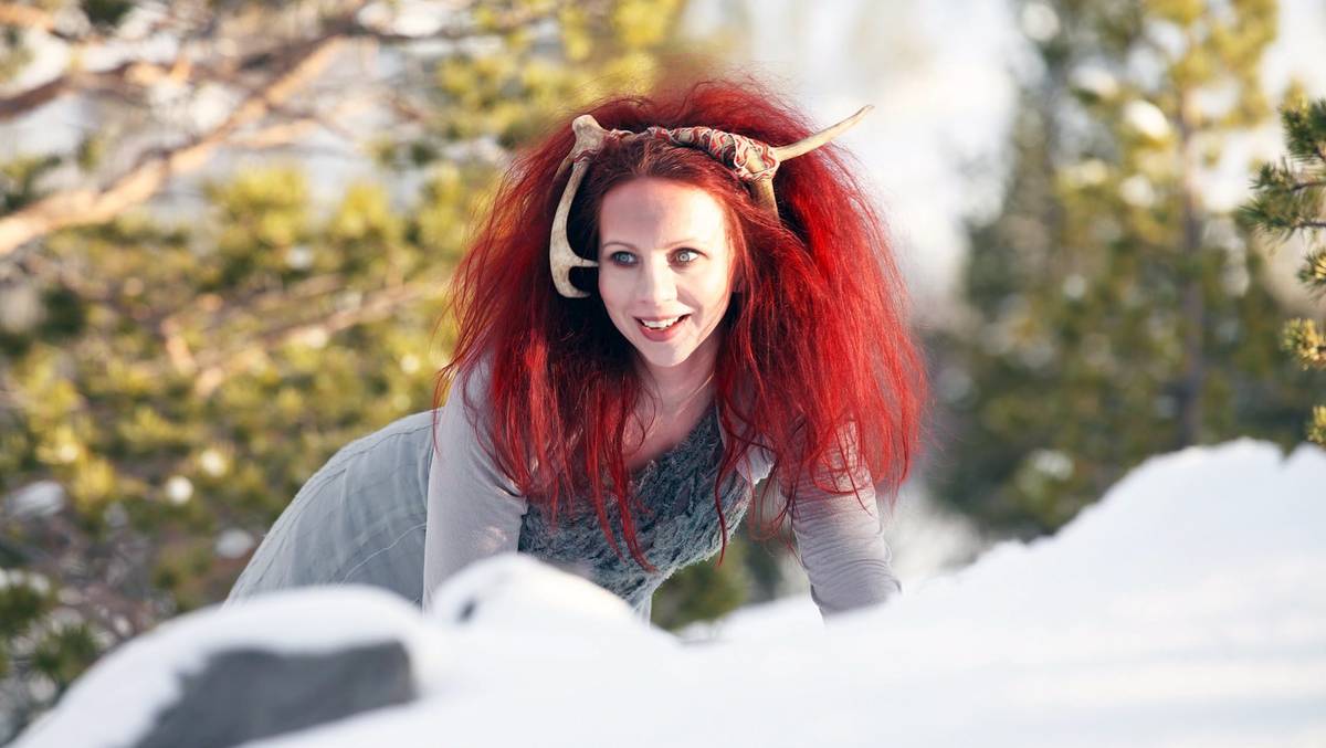 Elin Kåven julesynger om samenes uhyggelige stállo – NRK Sápmi ...