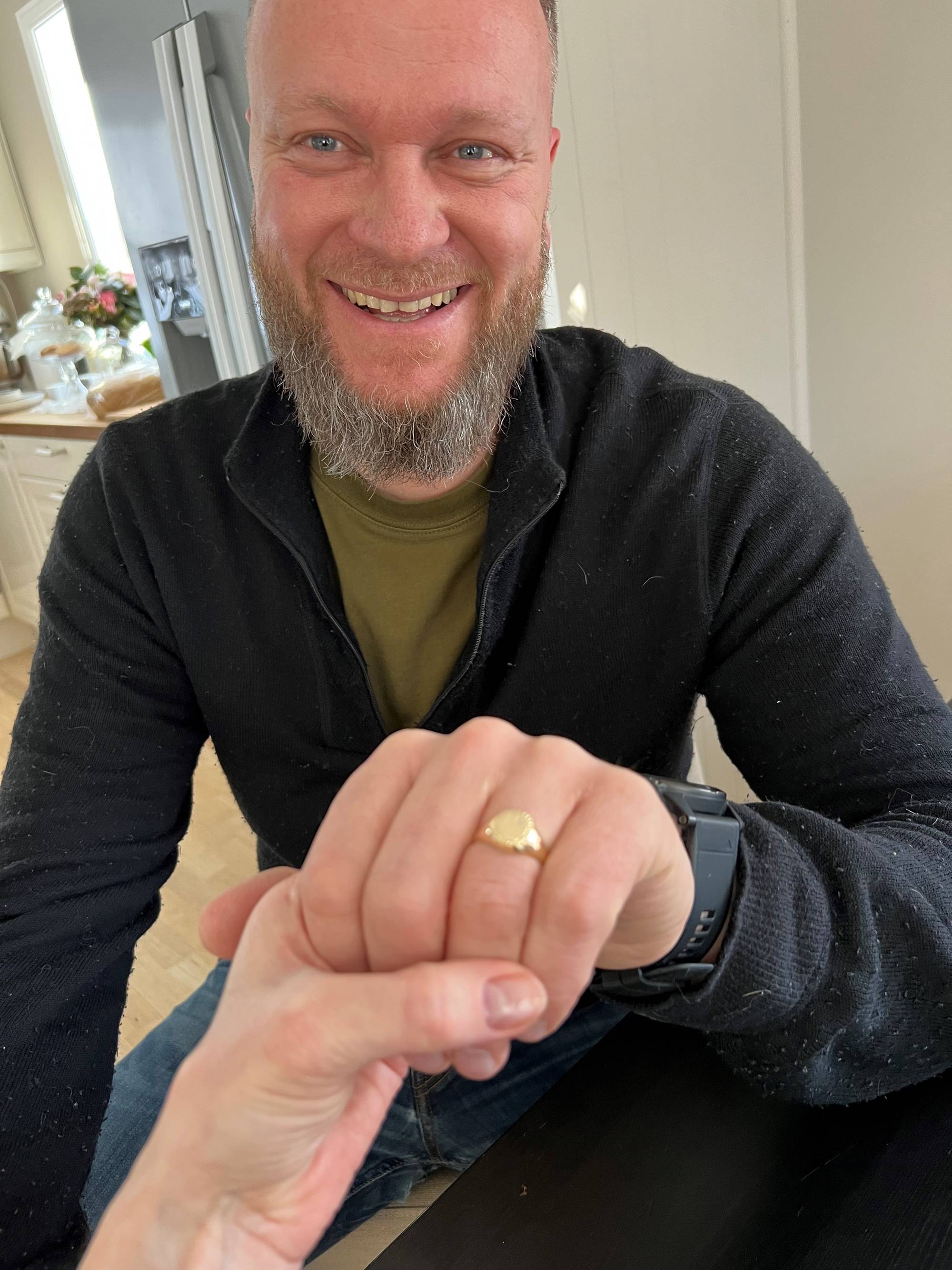 Gullsmed selger vintage smykker – Tise merker en økning – NRK Nordland