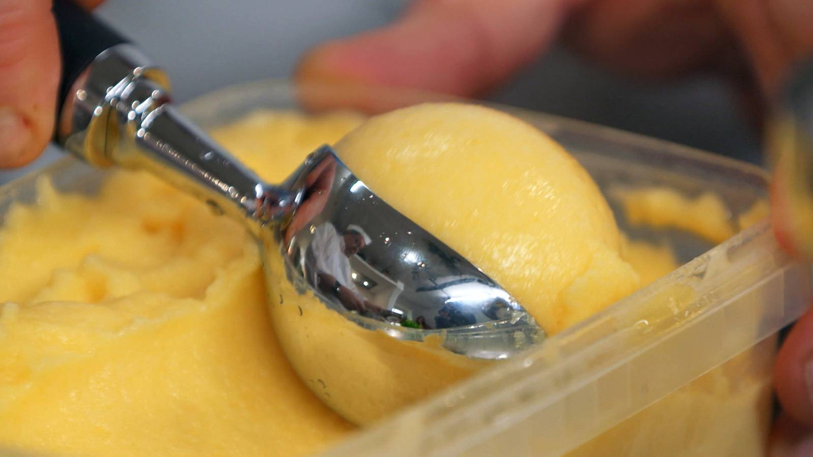 Heimelaga iskrem, sorbé, banan­splitt og iskjeks – NRK Mat ...