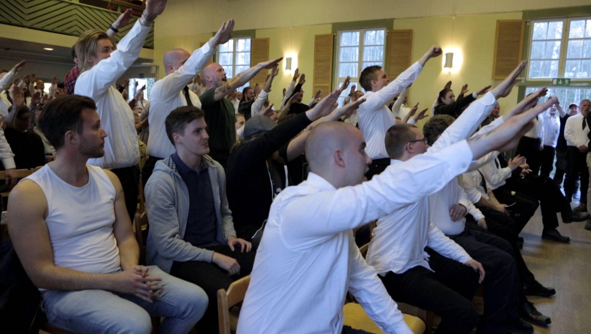 NMR-leder Simon Lindberg dømt etter nazihilsen – NRK Dokumentar