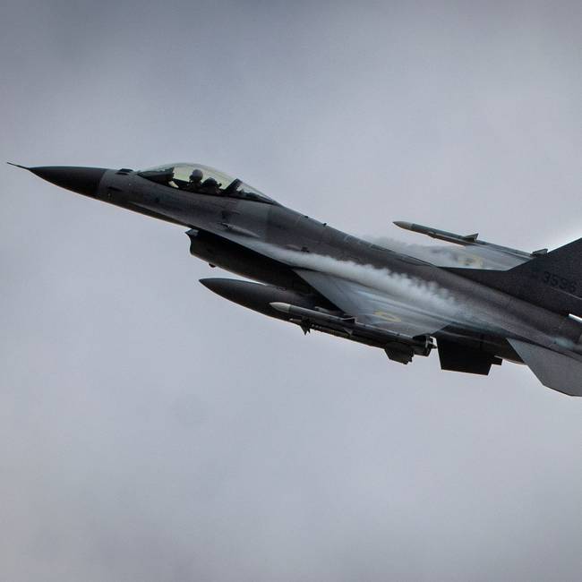 Ukrainsk F-16-fly styrtet og flygeren drept under et russisk rakett- og ...