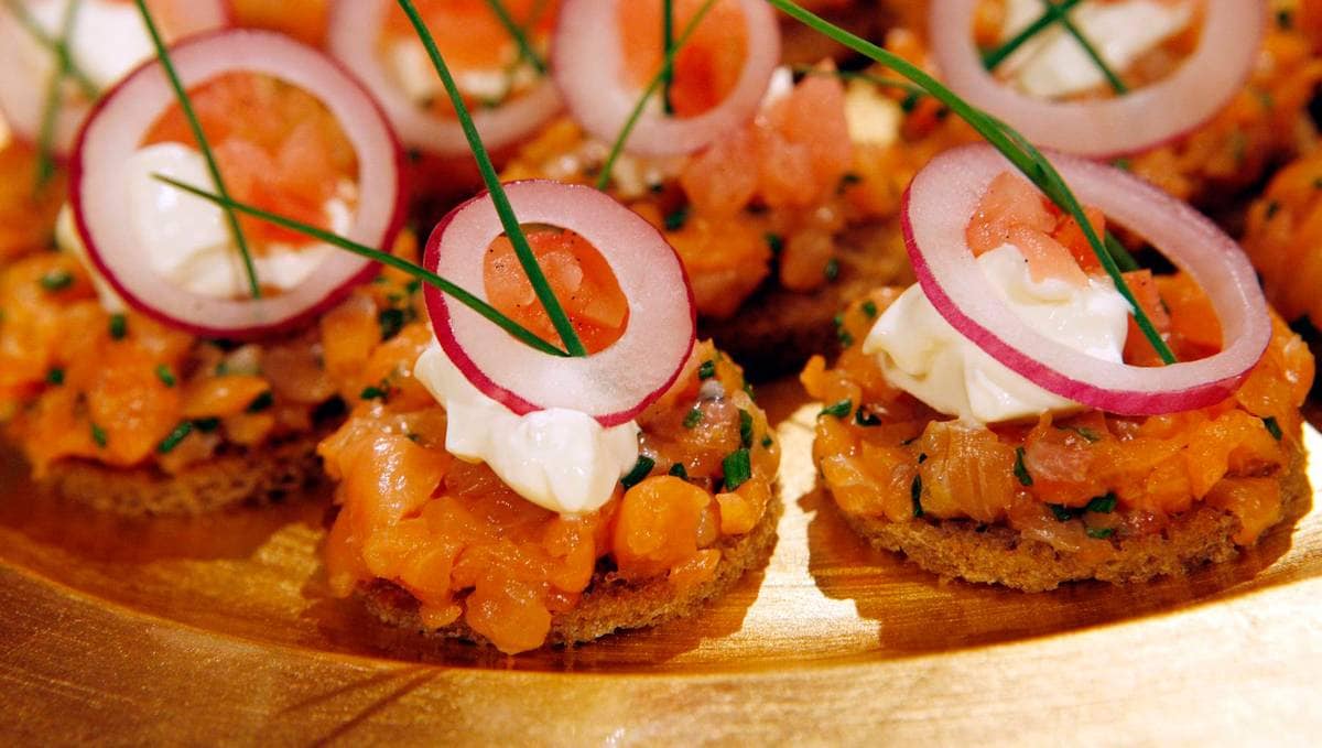 Rakfisktartar med eple og rømme – NRK Mat – Oppskrifter og inspirasjon