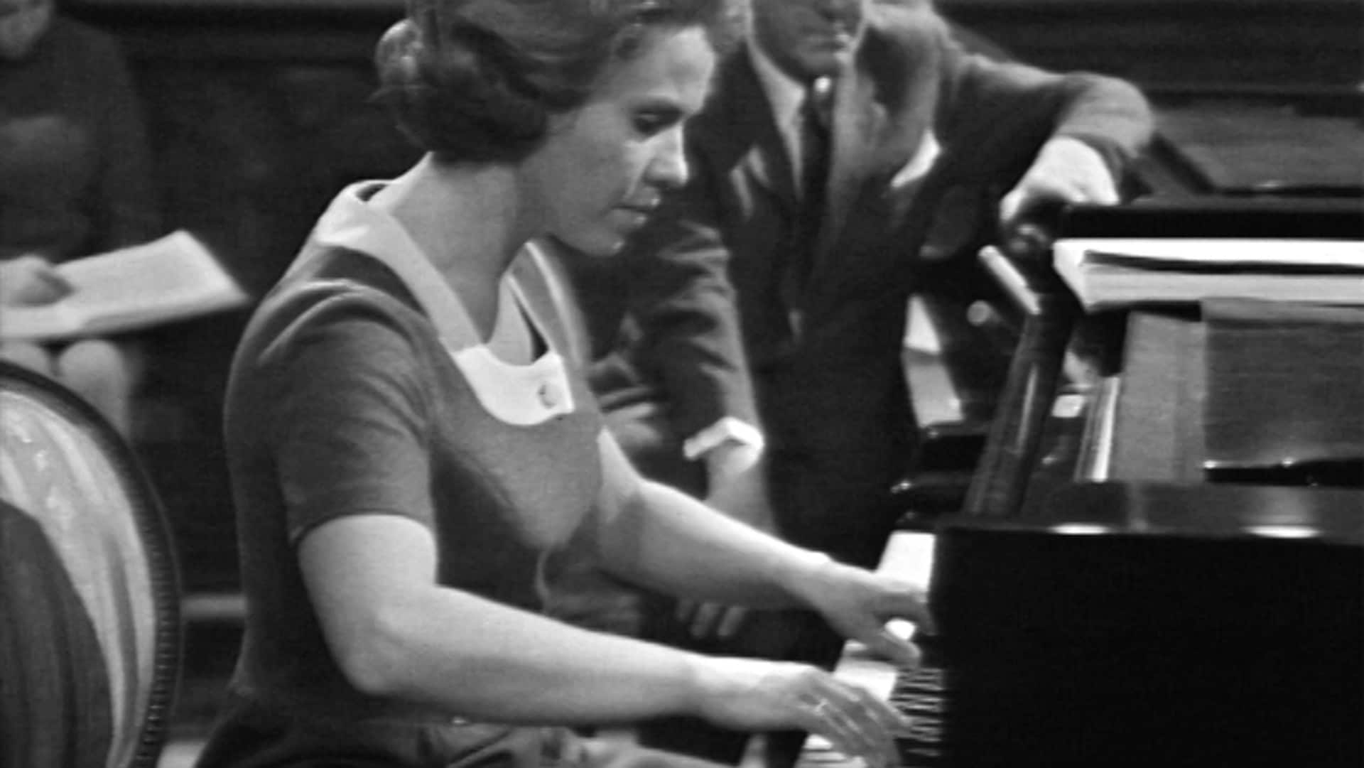 Robert Riefling og unge pianister tolker Beethoven - NRK TV