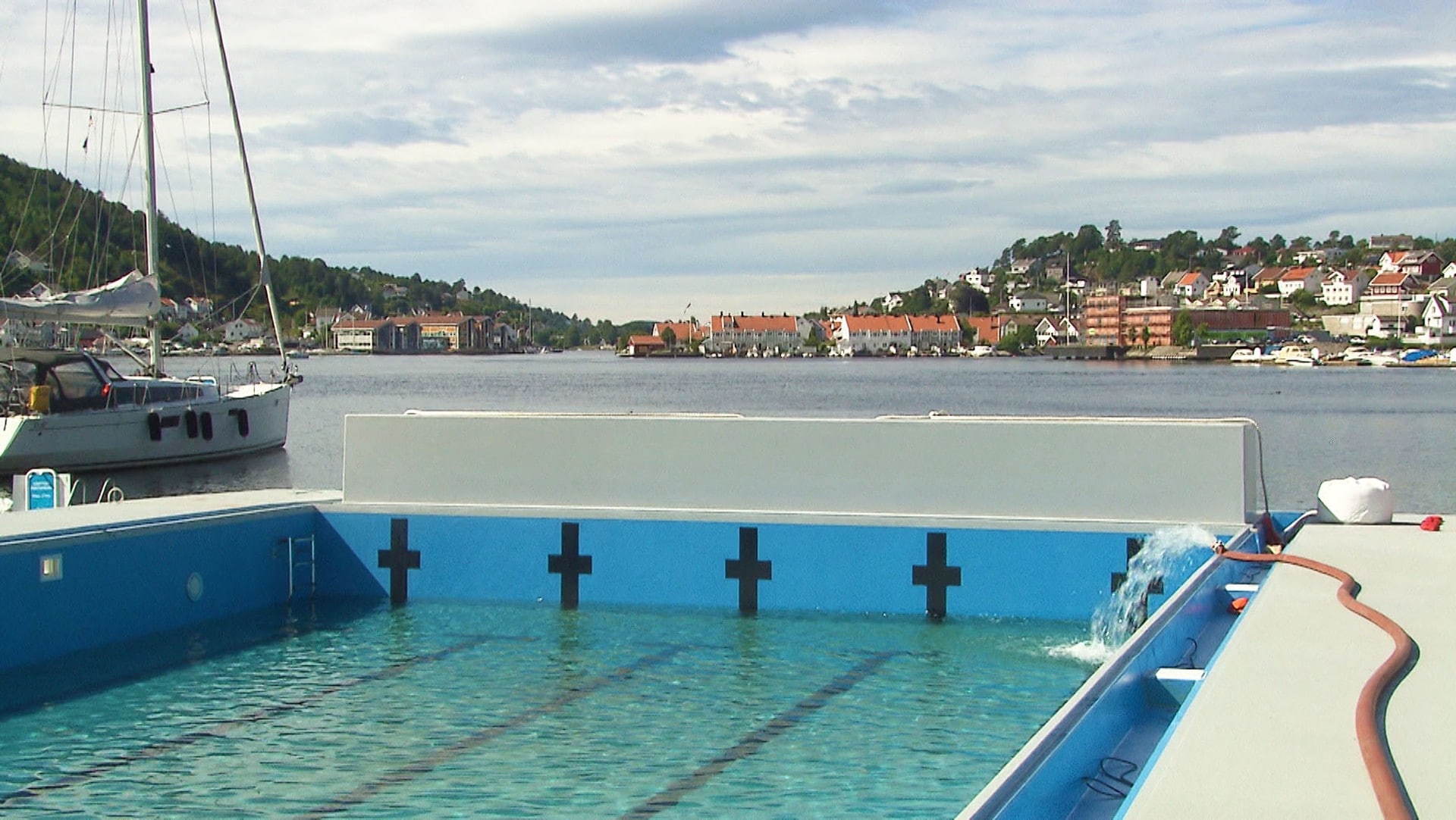 Oppvarmet basseng i sjøen i Arendal – NRK