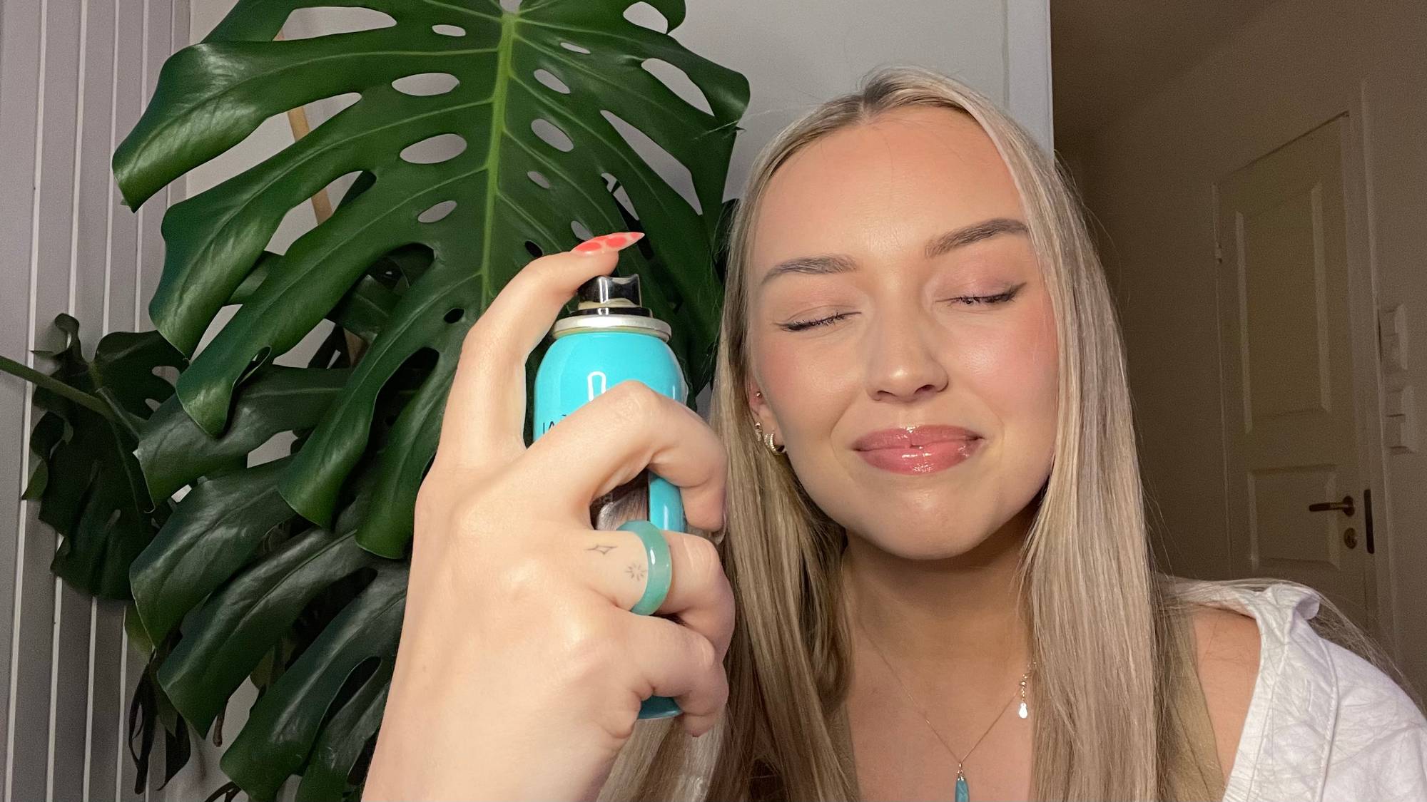 Fregnetrend har eksplodert på sosiale medier. Madelen Haga sprayer på ...