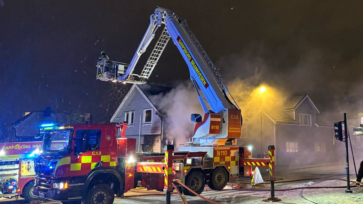 Brann i Sarpsborg sentrum: Evakuerer nærliggende hus – NRK Østfold – Lokale nyheter, TV og radio
