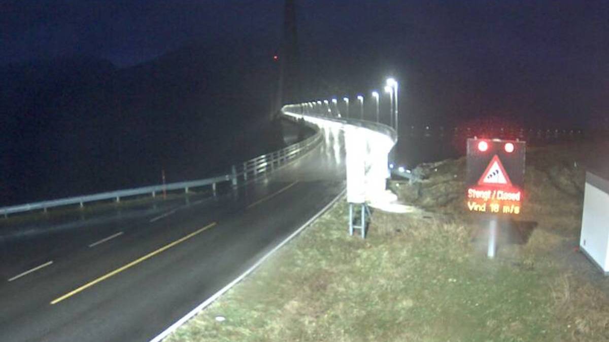 Helgelandsbrua stengt: Bil med henger veltet – NRK Nordland