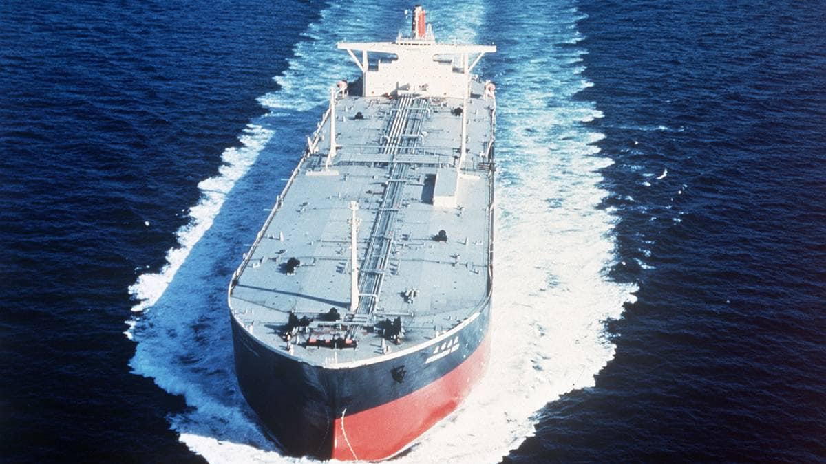 Historisk beslutning om nullutslipp for internasjonal skipsfart – Siste nytt – NRK