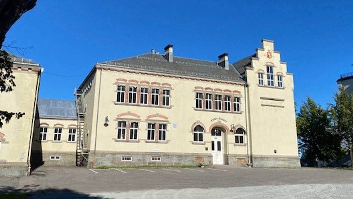 Kritiserer boforholdene på asylmottak i Holmestrand – NRK Vestfold og ...