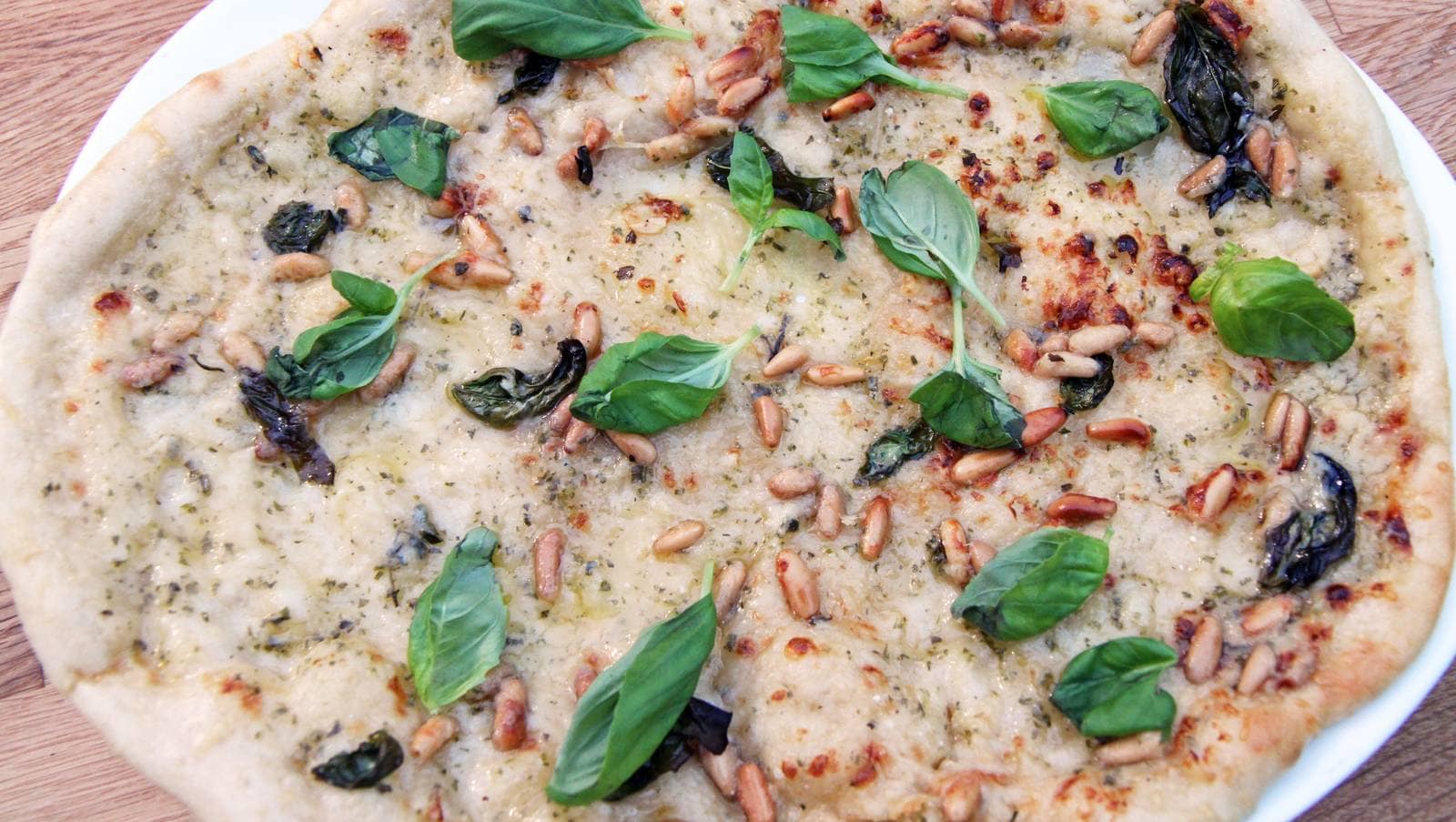 Hvit pizza på grillen – NRK Mat – Oppskrifter og inspirasjon