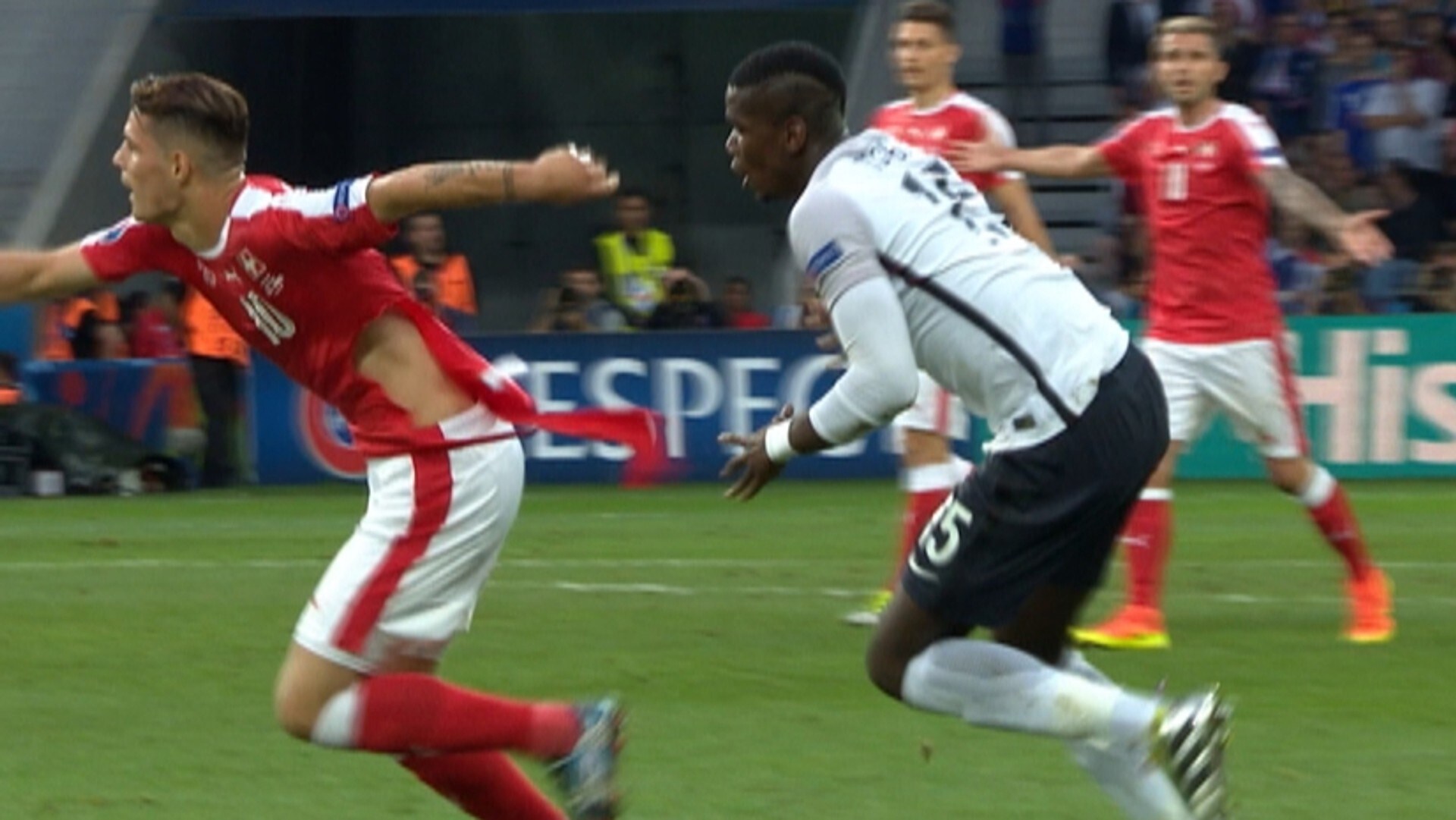 Pogba river opp drakten til Xhaka – NRK