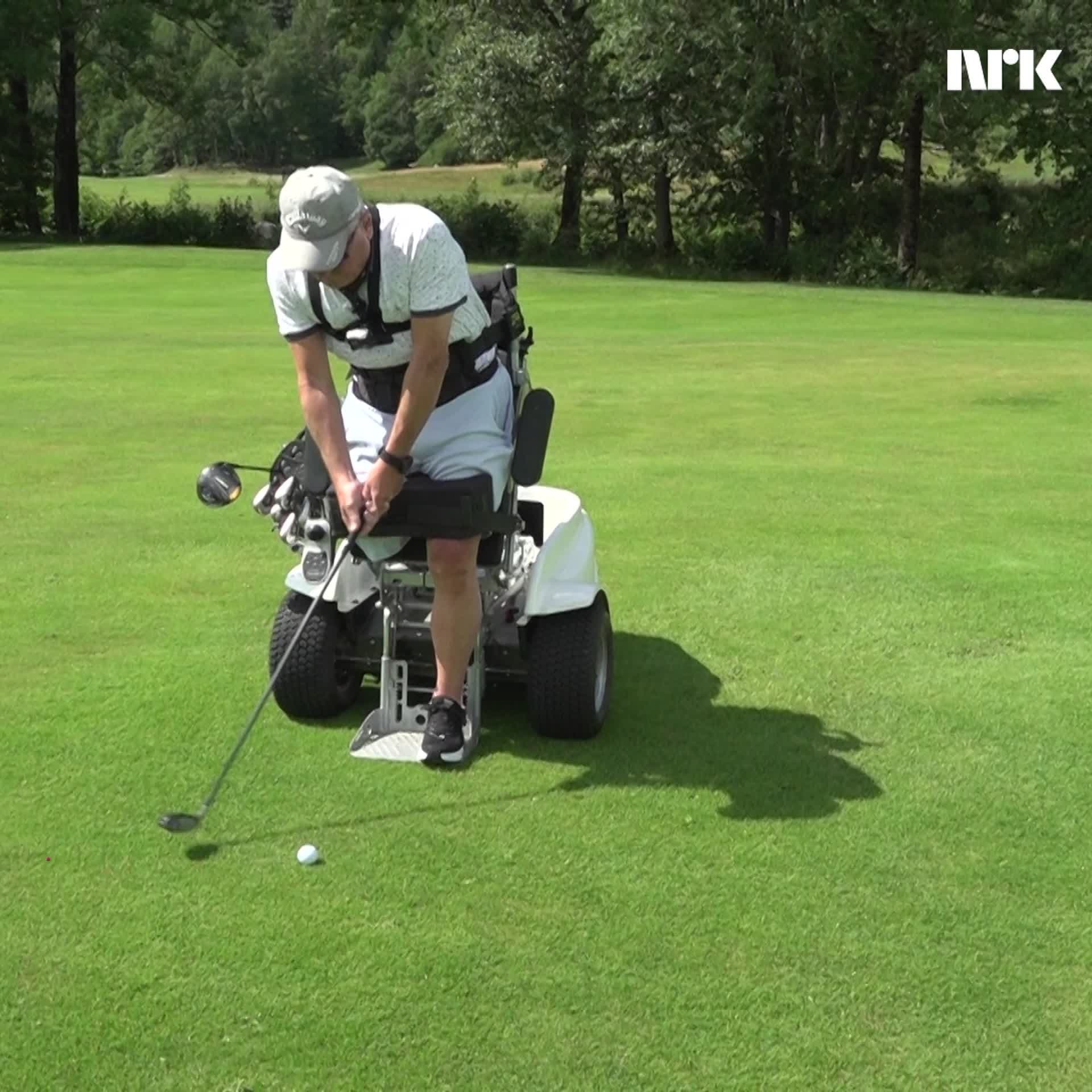 Spiller golf med ett bein – NRK