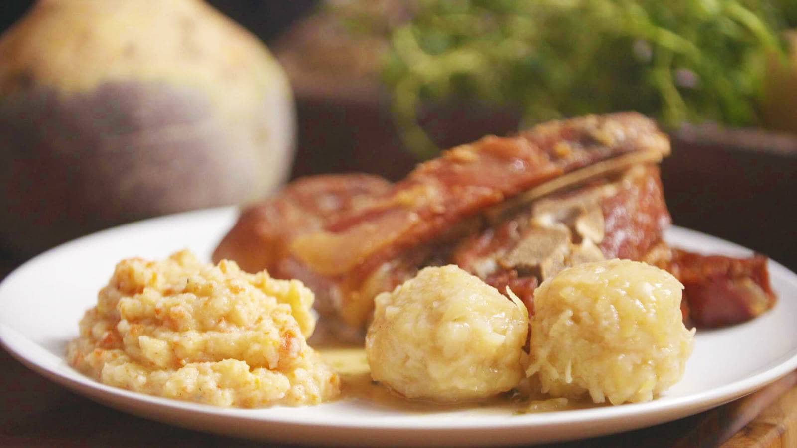 Pinnekjøtt med komler og kålrabistappe – NRK Mat – Oppskrifter og ...