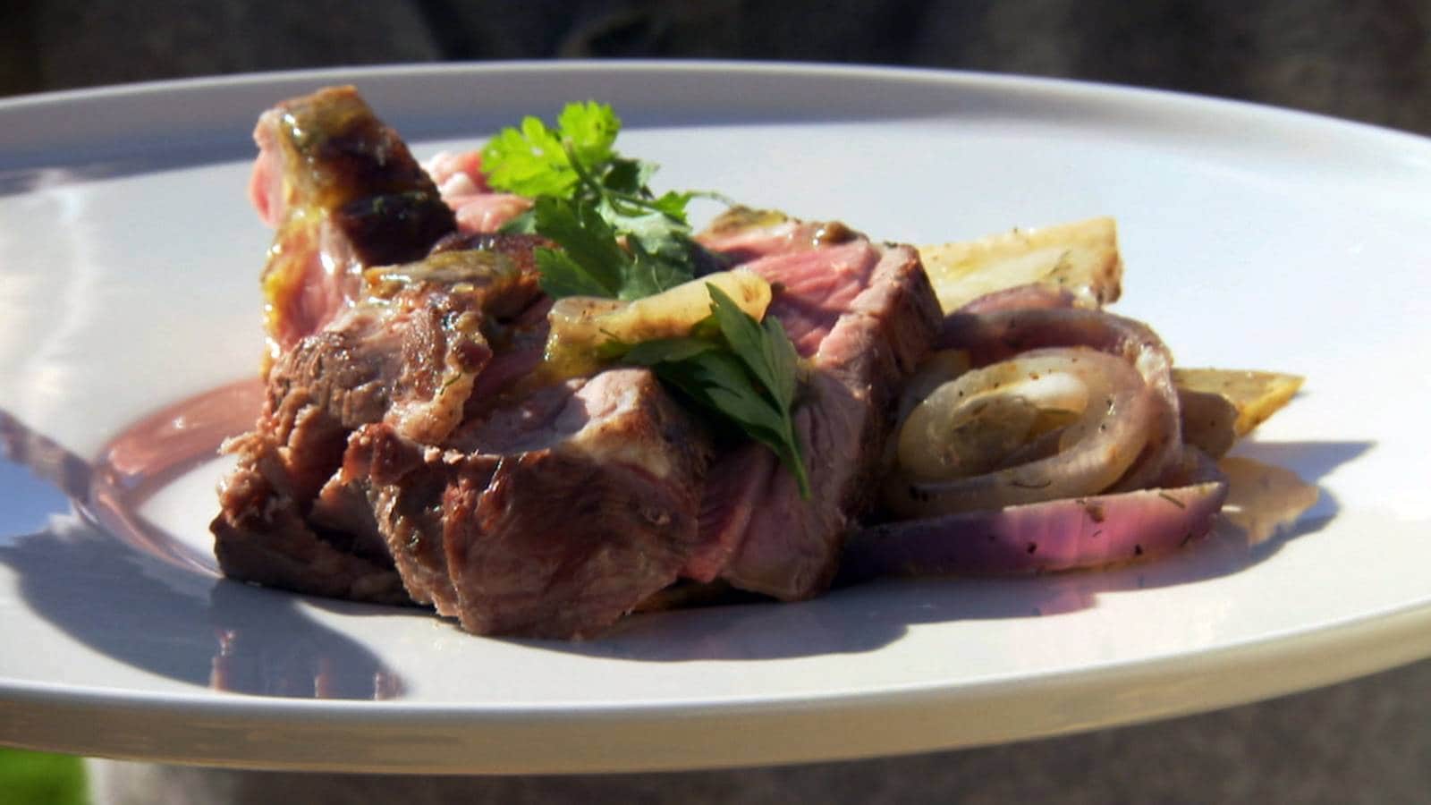 Helstekt lammelår glasert med sennep- og dillsmør – NRK Mat ...