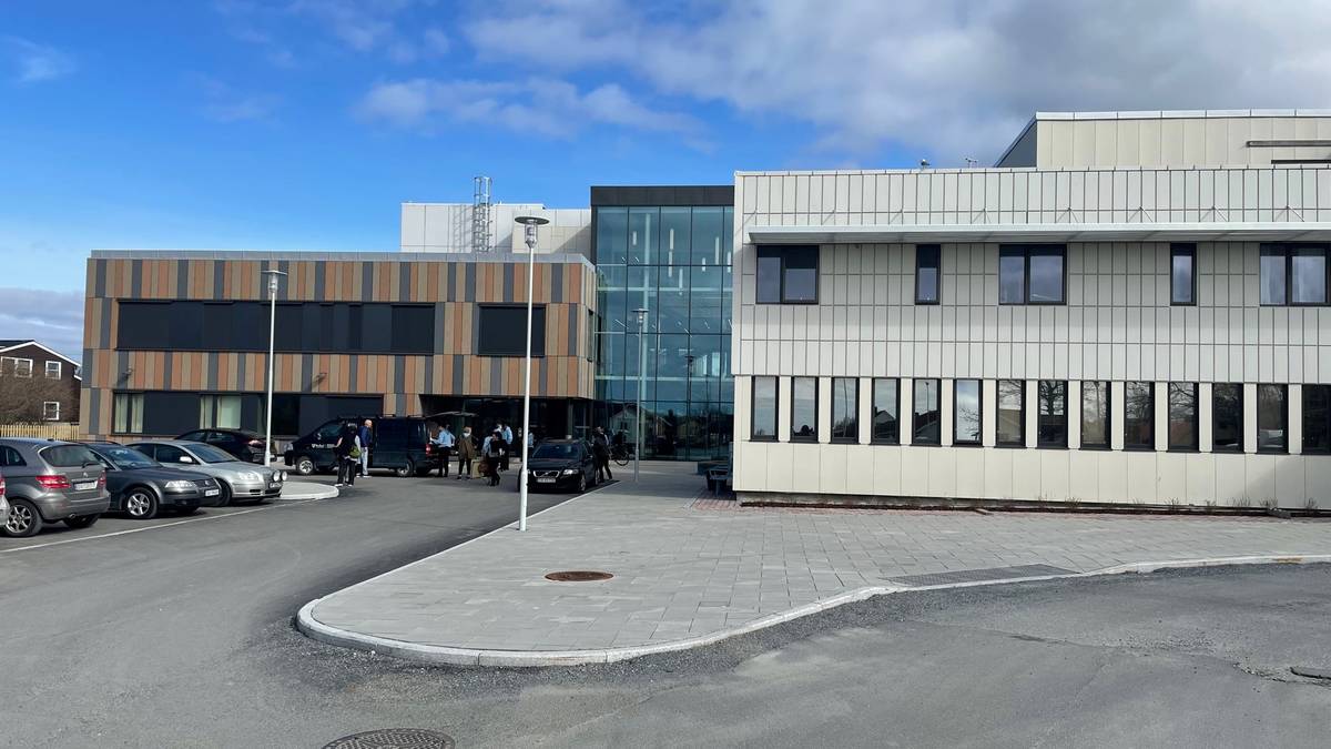 Får ikke tak i jordmødre: Stenger fødestuen i helger og høytider – NRK ...