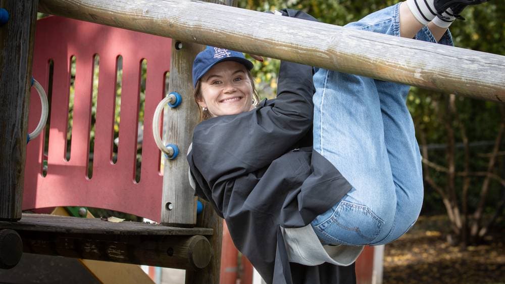 Live Nelvik mener det er de voksnes skyld at barn leker mindre ute – NRK Kultur og underholdning