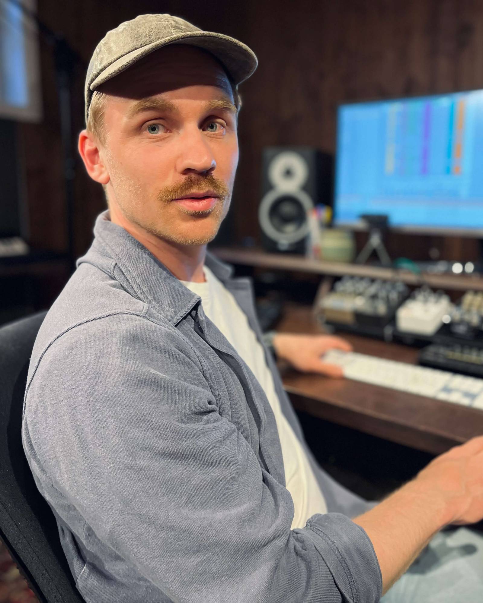 Anmeldelse: «Og eg lyger så det renner som en foss gjennom rommet» av ...