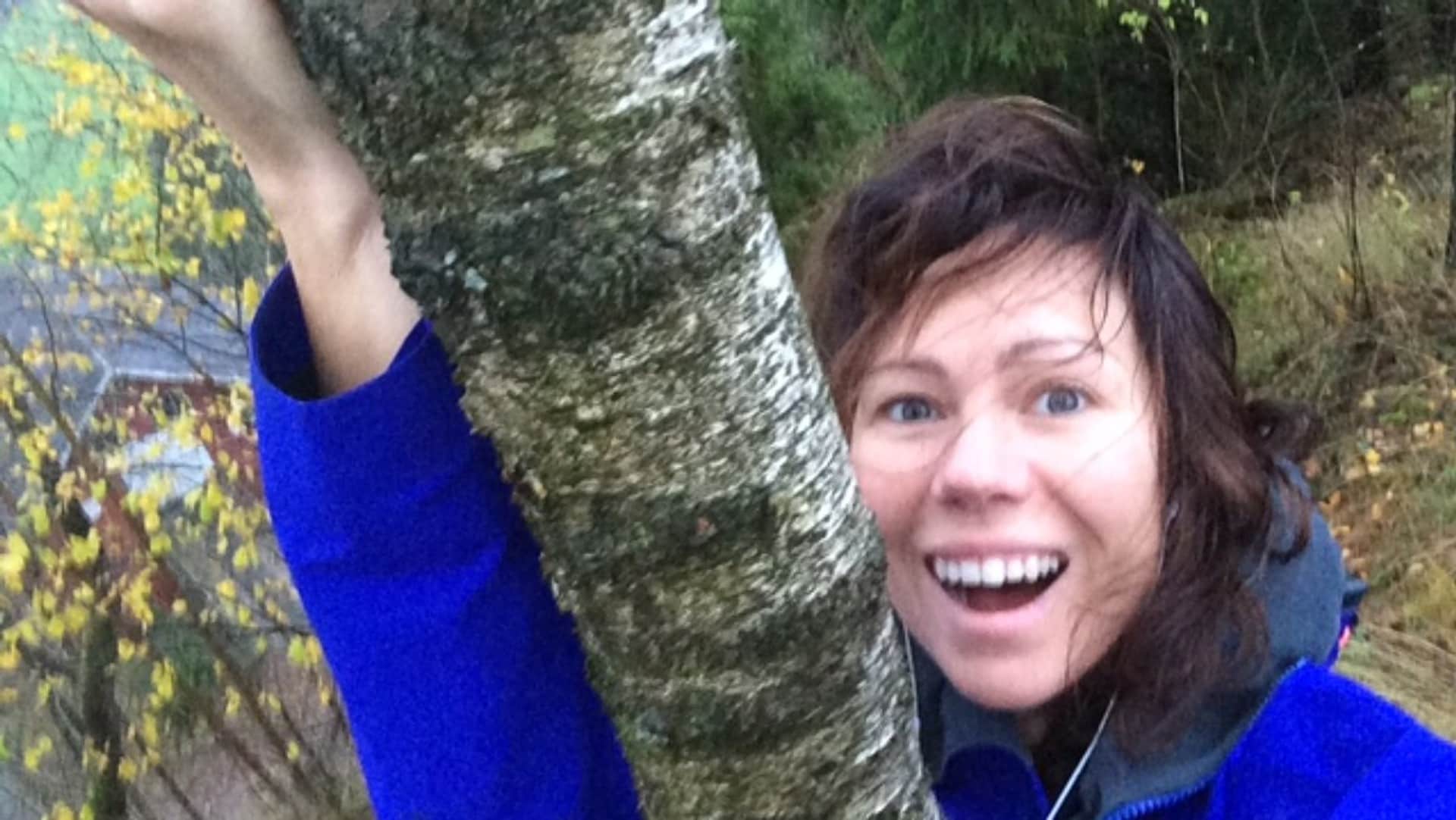 Trine Rein satt i et tre for å snakke i telefon – NRK