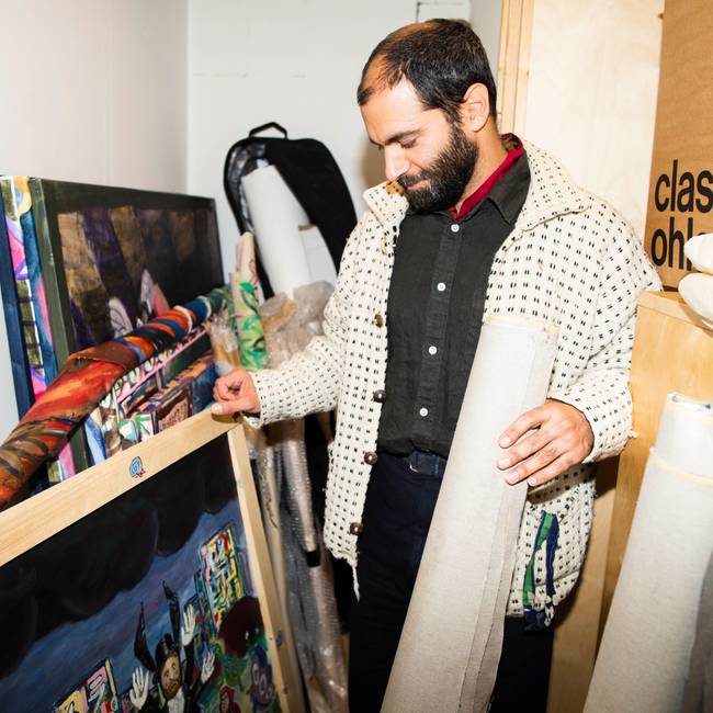 Komiker Amir Asgharnejad slo hodet og ble kunstmaler – Kultur