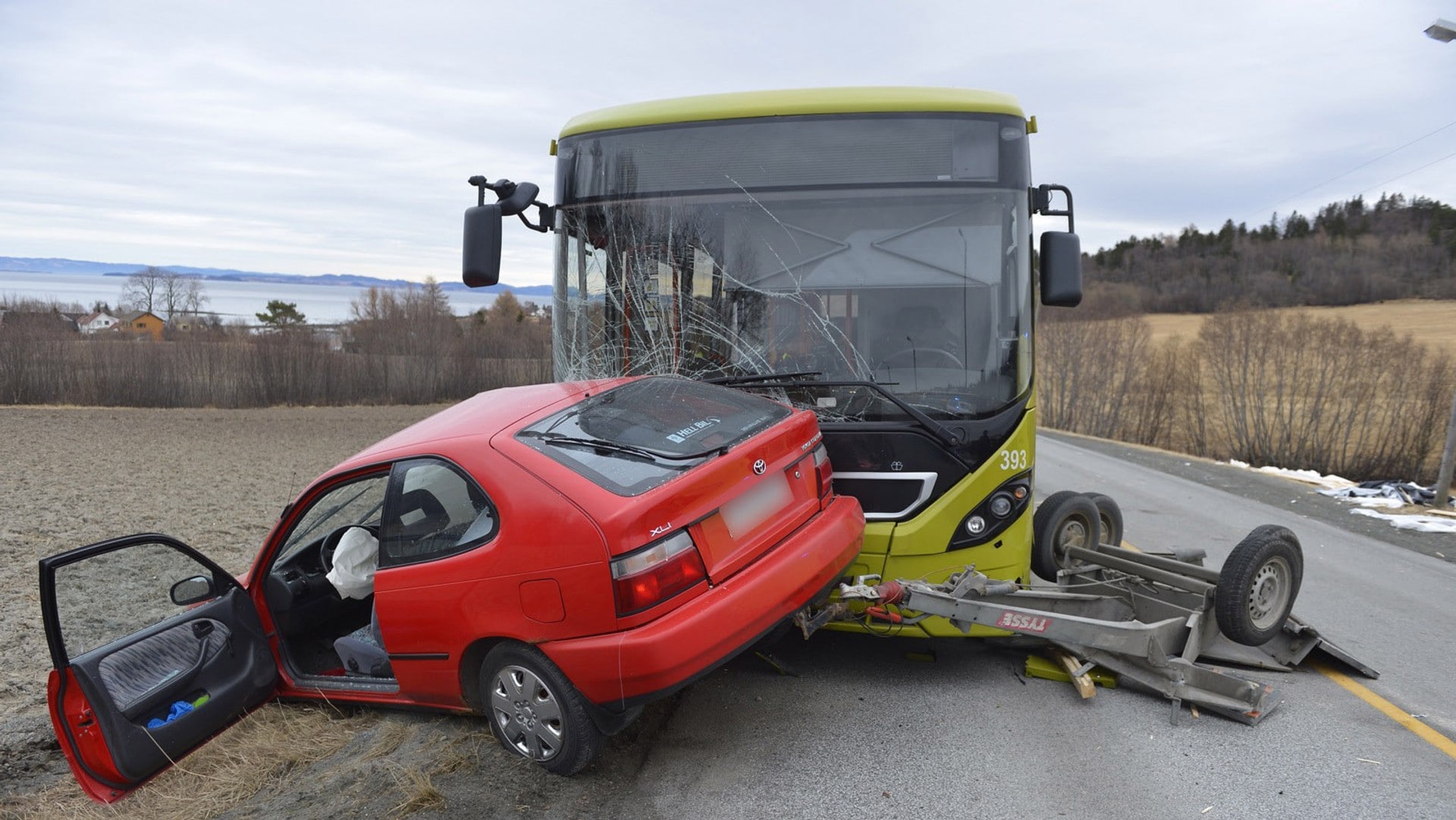 Bil kolliderte med buss – NRK Trøndelag – Lokale nyheter, TV og radio