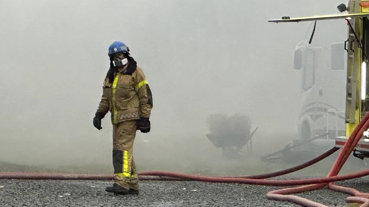 Røykdykkere søker gjennom bygget – Siste nytt – NRK