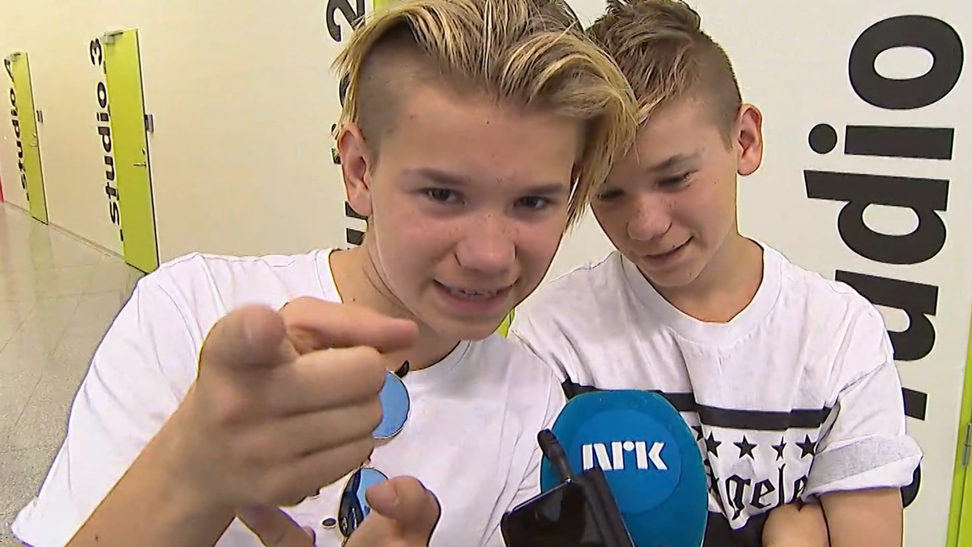 Marcus og Martinus før Mandalskonserten – NRK