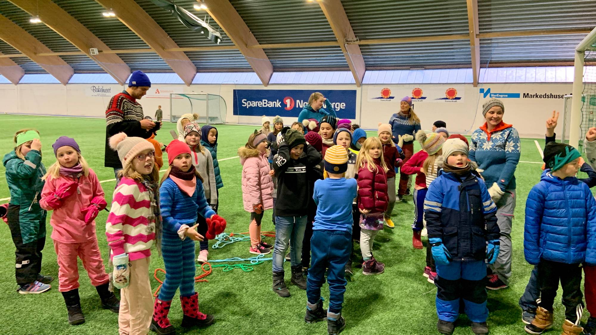 Skole har ventet på gymsal i 20 år – elevene har gym i lue og votter ...