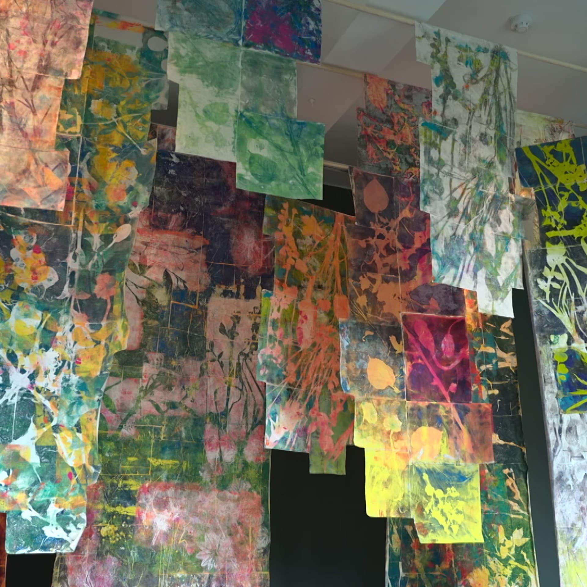 Stiller ut kunst laget av personer med demens – NRK