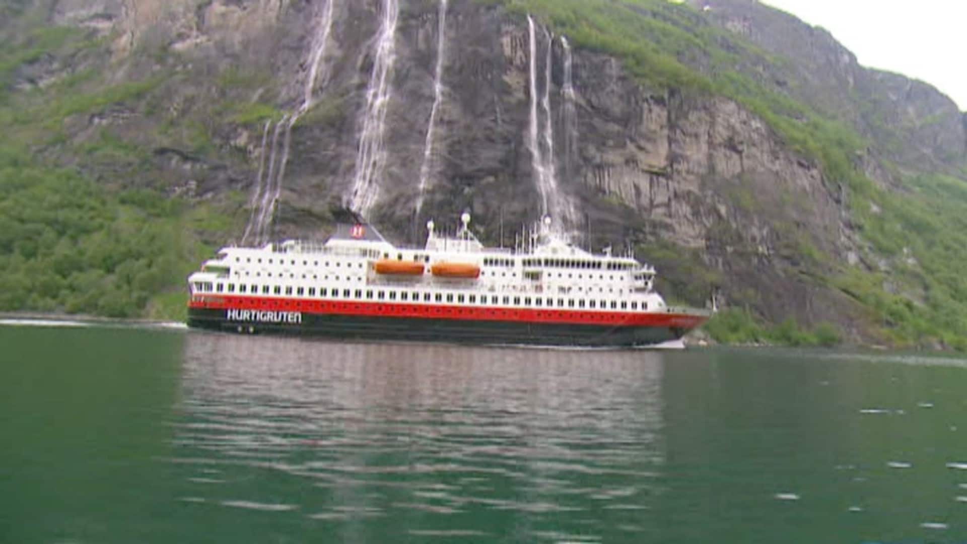 Hurtigruten på vei til Geiranger – NRK