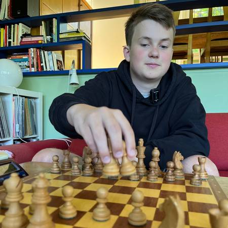 VM-klare Håvard Haug (15) forbløffar – speler med usynlege brikker ...