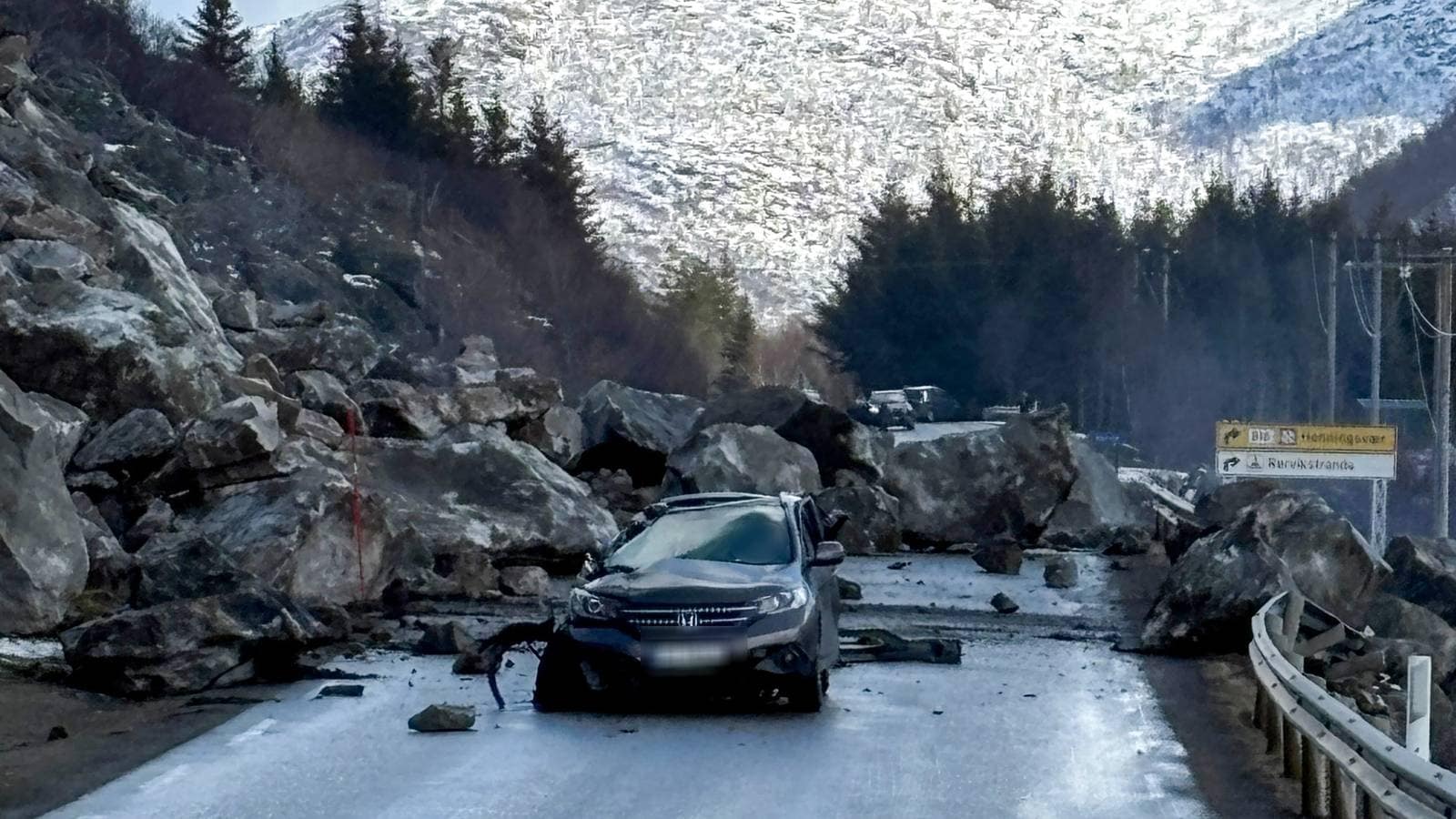 Person hentet ut av bil etter steinras i Lofoten – NRK Nordland