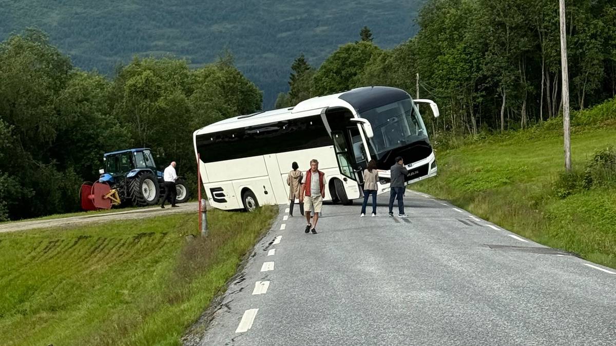 Buss kjørte av veien i Myrkdalen – NRK Vestland