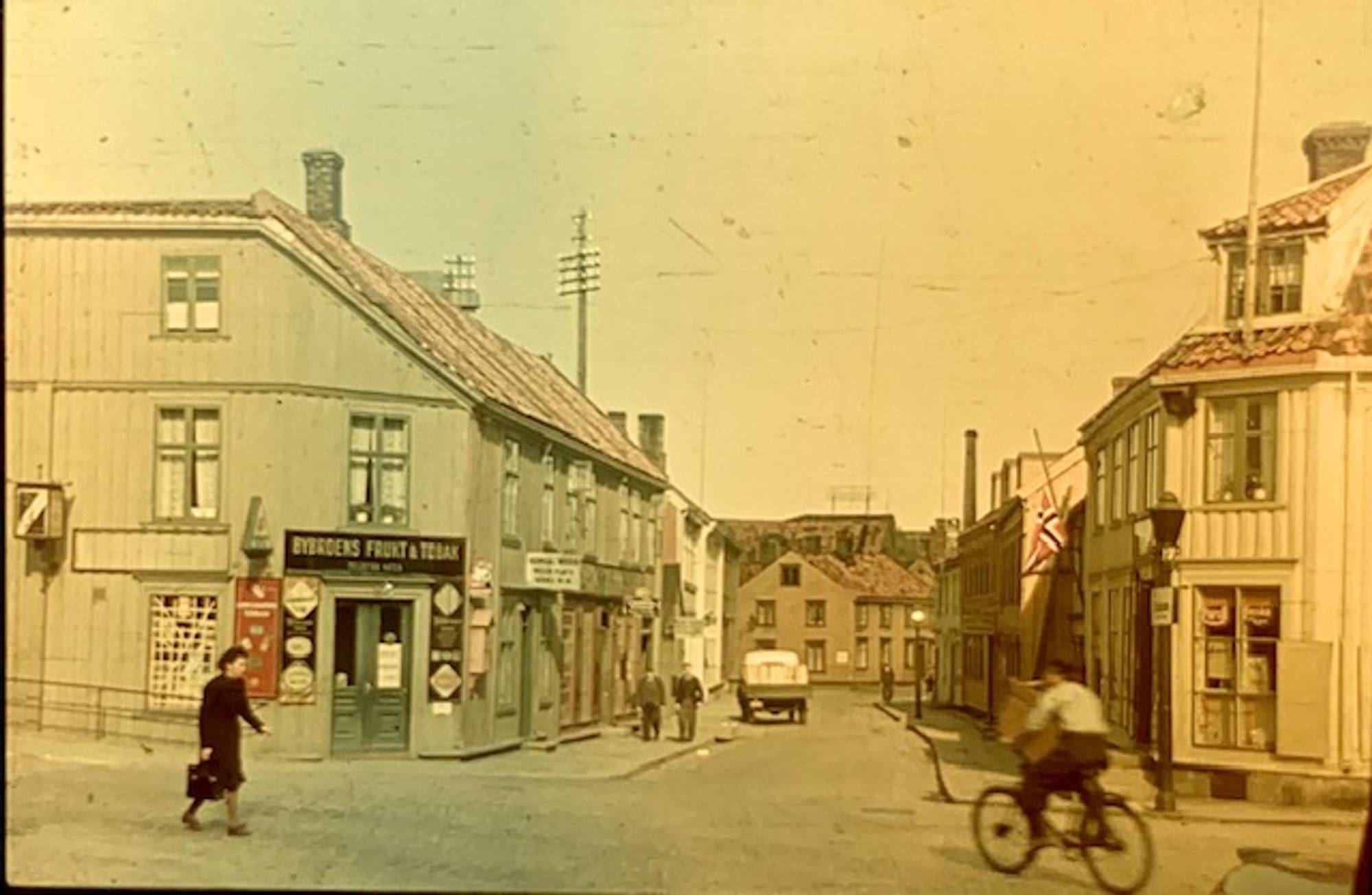 Fargebilder fra Trondheim under krigen funnet i kjeller – NRK Trøndelag ...