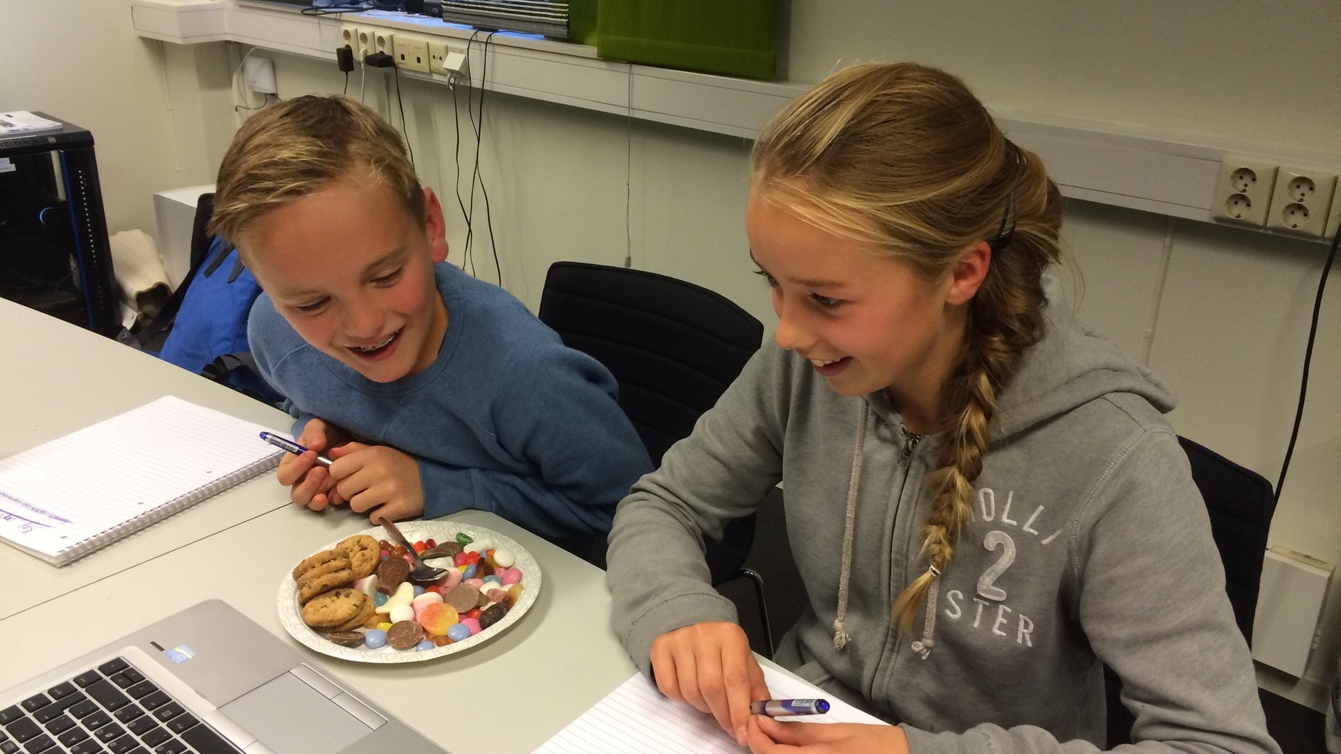 Jesper og Alva tester ut Lyderia – NRK