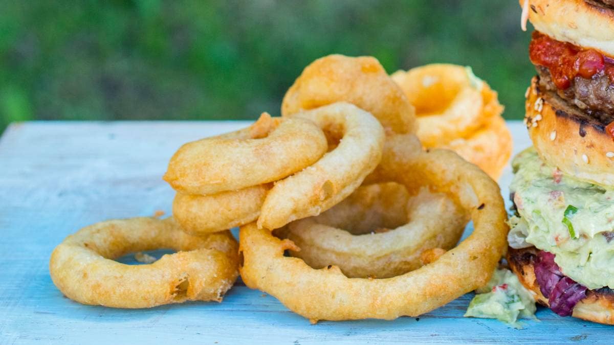 Friterte løkringer fra Bent Stiansen – NRK Mat – Oppskrifter og inspirasjon