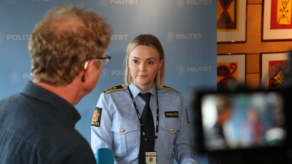 Tre gutter siktet for grov voldtekt av to jenter under 14 år. Politiet ...